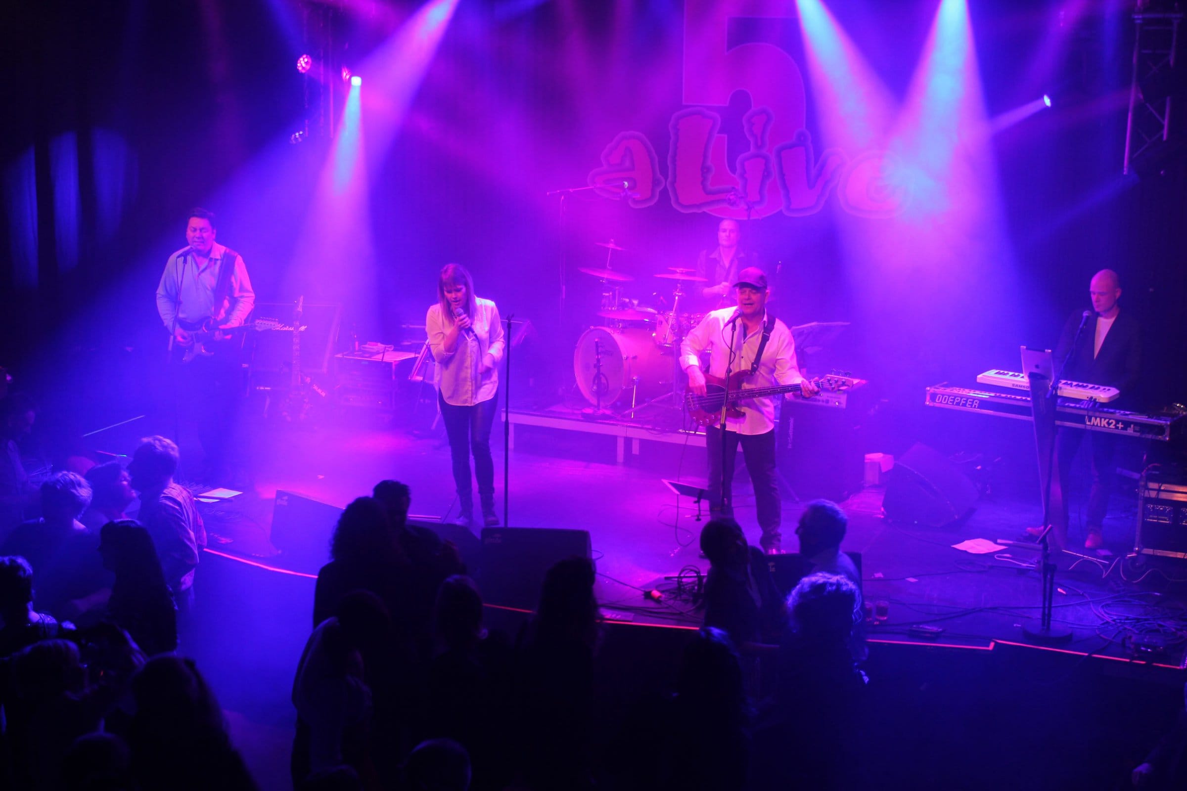 Book 5aLive på tlf: 70 27 03 07 | Showbizz Danmark