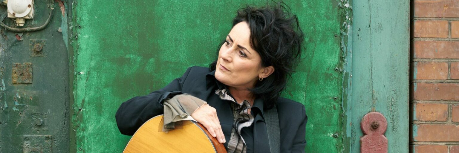 Book Ester Brohus på tlf: 70 27 03 07 | Showbizz Danmark