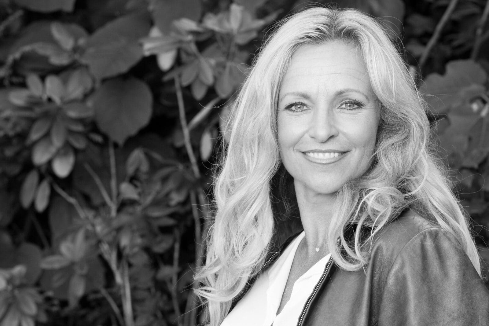 Book Susanne Elmark på tlf: 70 27 03 07 | Showbizz Danmark