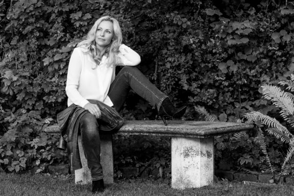 Book Susanne Elmark på tlf: 70 27 03 07 | Showbizz Danmark