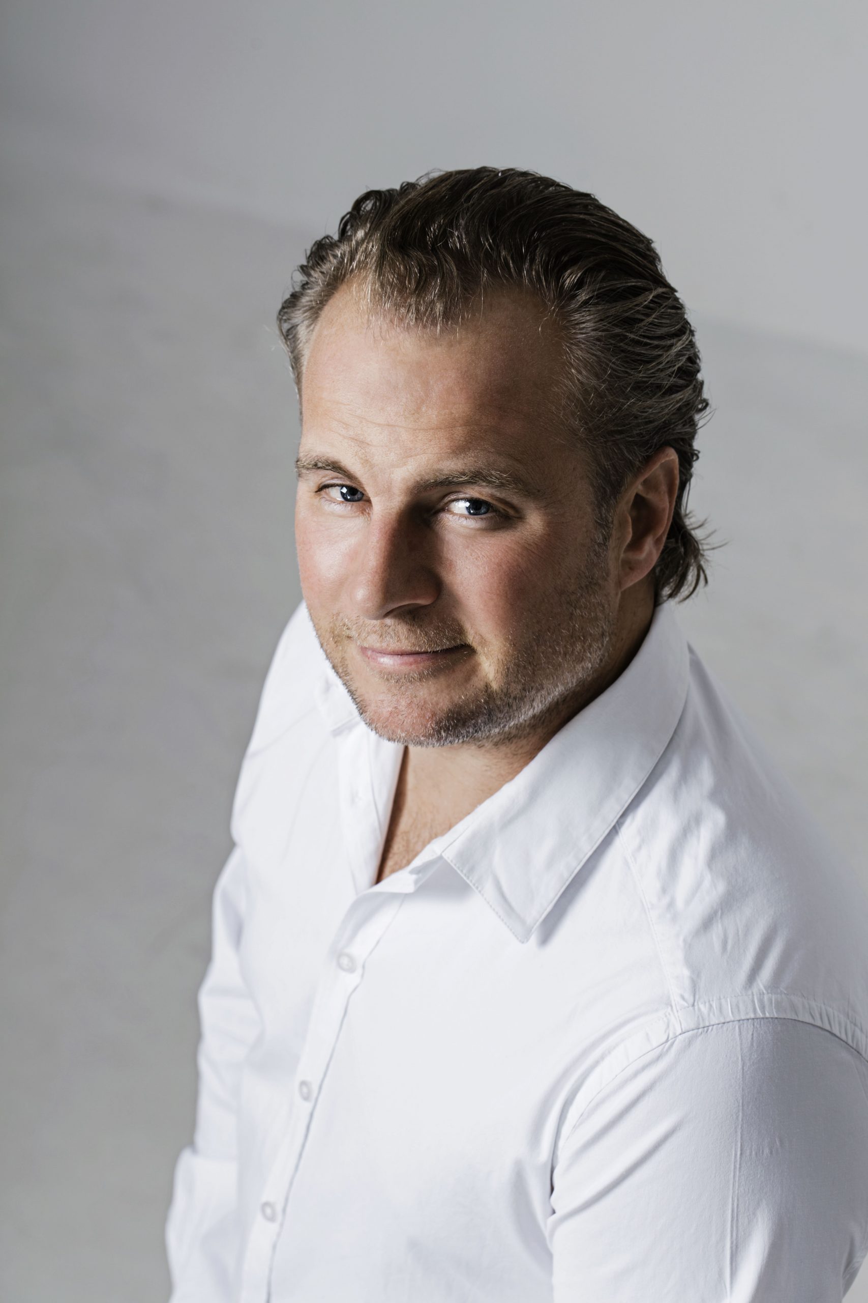 Book Uffe Holm direkte på tlf 70 27 04 07 | Showbizz Danmark