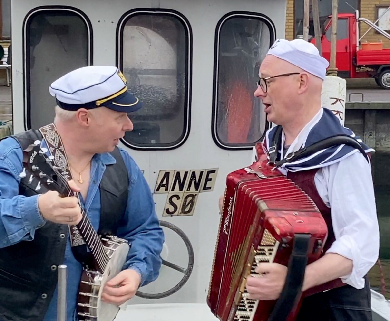 Book Skipperlaks på tlf: 70 27 03 07 | Showbizz Danmark