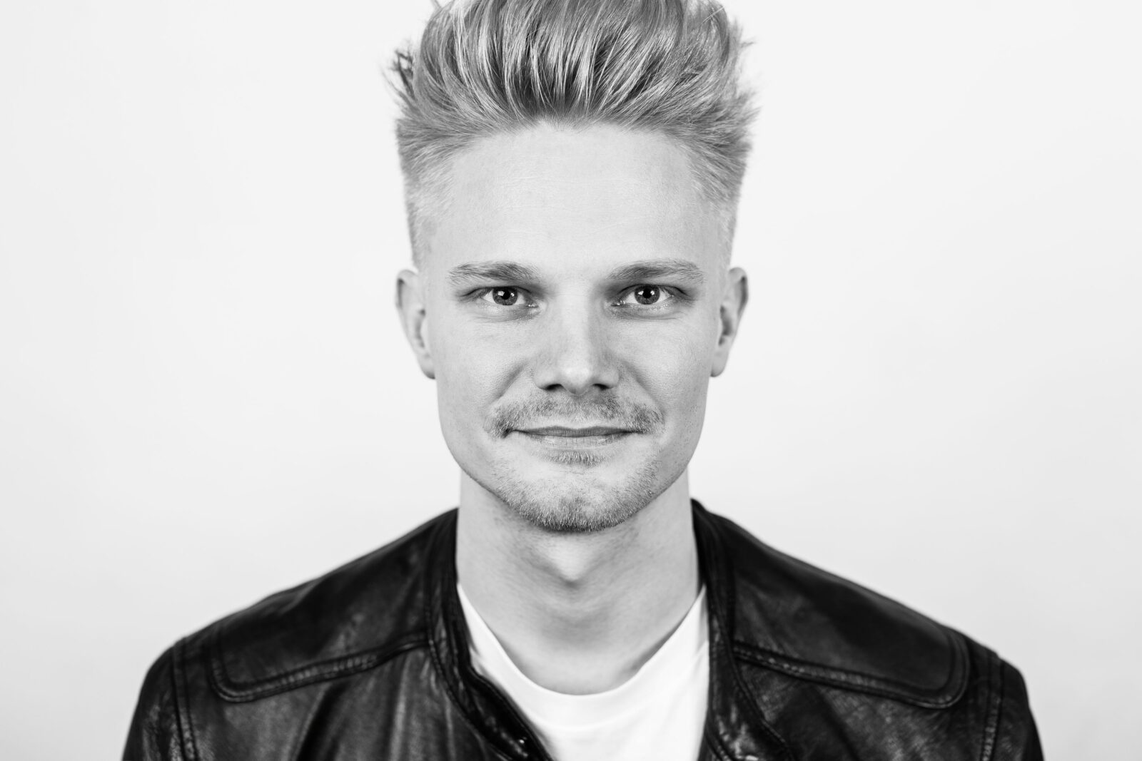 Book Michael Hausted på tlf: 70 27 03 07 | Showbizz Danmark